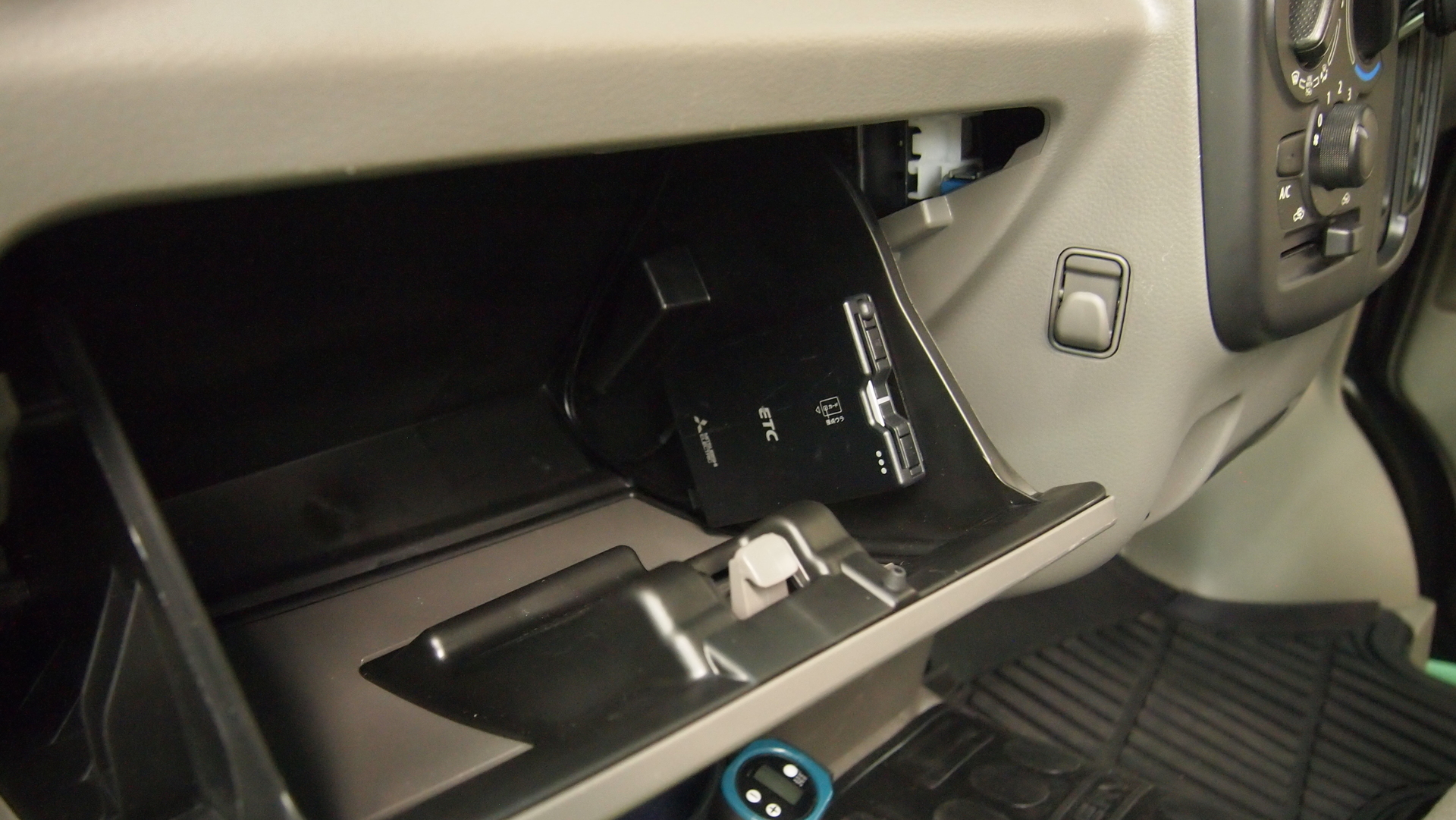 DA17Vエブリイ号のETC取り付け位置の変更！デントリペアで完全復活・・・ETC音声案内を聞き取り易くする: デントリペア一本勝負！デントマイスタ